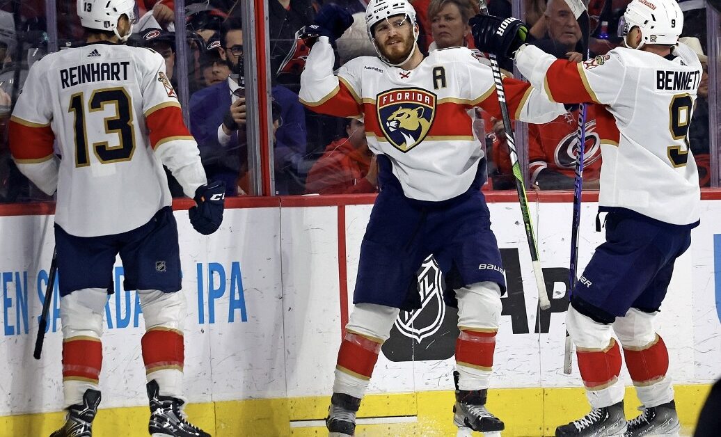 Tkačuks vēlreiz iemet papildlaikā, "Panthers" nonāk divu uzvaru ...