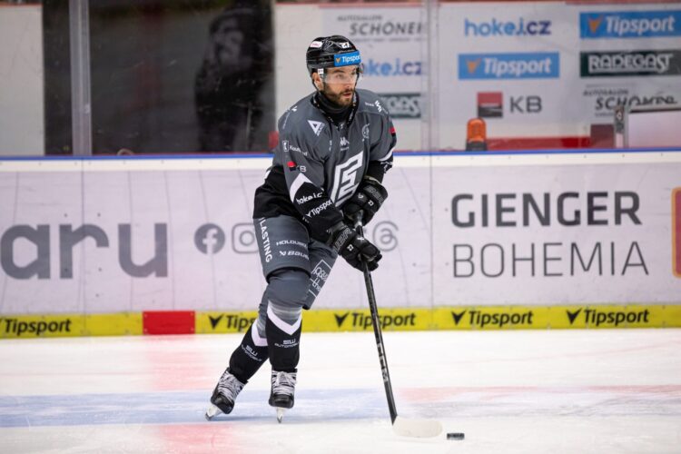 Jakam piespēle trīs latviešu duelī, Tralmaks gūst vārtus - Hokeja ziņas
