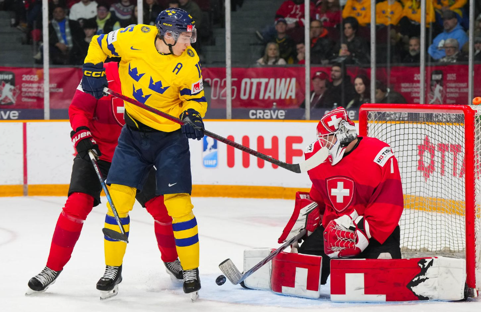 Zviedrijas un Šveices U-20 hokejisti samet 12 ripas (VIDEO) - Hokeja ziņas